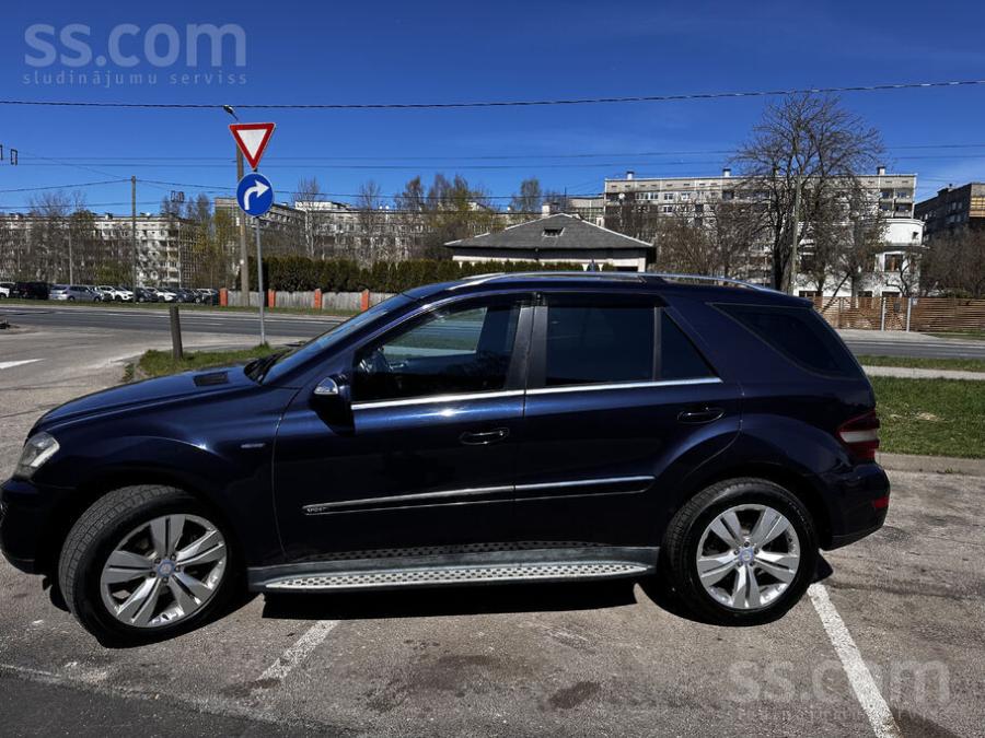 Blue Mercedes-Benz ML 350 2010 in Riga, with an engine capacity of 3.00 L and mileage of 275 thousand km for 9300 €, photo 3 on AUTOMOTO.COM.LV