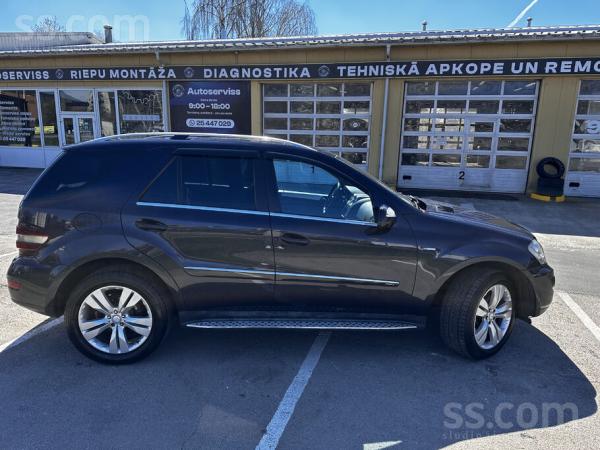 Zils Mercedes-Benz ML 350 2010 Rīga, ar dzinēja tilpumu 3.00 L un nobraukumu 275 tūkst. km par 9300 €, foto 4 vietnē AUTOMOTO.COM.LV