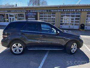 Blue Mercedes-Benz ML 350 2010 in Riga, with an engine capacity of 3.00 L and mileage of 275 thousand km for 9300 €, photo 5 on AUTOMOTO.COM.LV