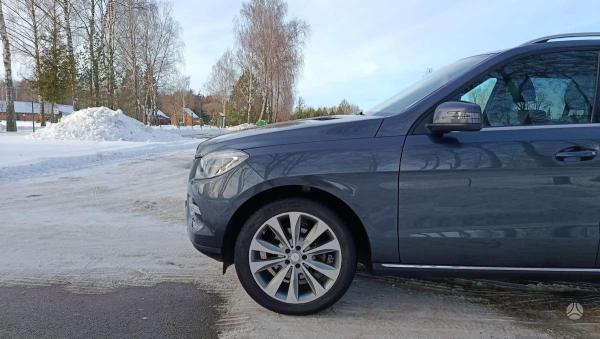 Zils Mercedes-Benz ML 350 2012 Tauragė, ar dzinēja tilpumu 3.00 L un nobraukumu 260 tūkst. km par 13900 €, foto 5 vietnē AUTOMOTO.COM.LV