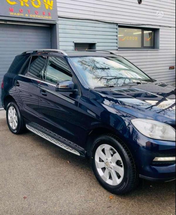 Blue Mercedes-Benz ML 350 2012 in Vilnius, with an engine capacity of 2.99 L and mileage of 322 thousand km for 6900 €, photo 3 on AUTOMOTO.COM.LV