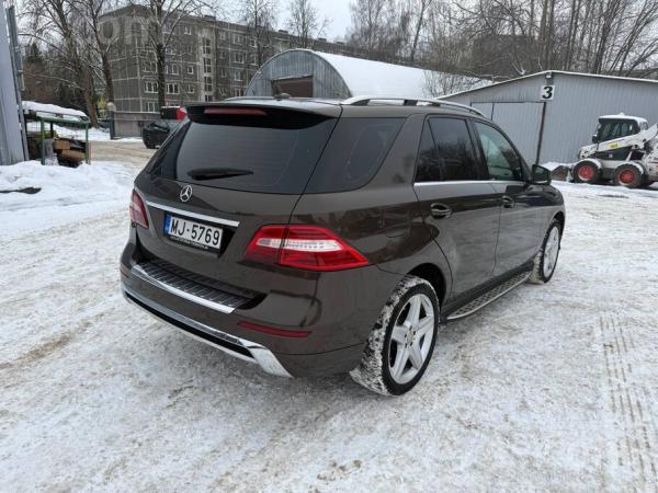 Brown Mercedes-Benz ML 350 2012 in Riga, with an engine capacity of 3.00 L and mileage of 320 thousand km for 13500 €, photo 4 on AUTOMOTO.COM.LV