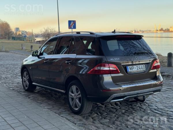 Brown Mercedes-Benz ML 350 2013 in Riga, with an engine capacity of 3.00 L and mileage of 211 thousand km for 16500 €, photo 2 on AUTOMOTO.COM.LV