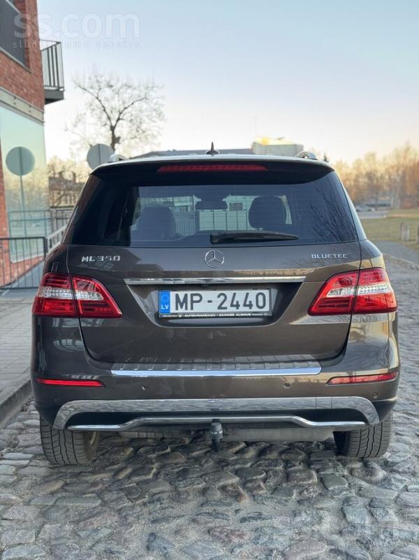 Brown Mercedes-Benz ML 350 2013 in Riga, with an engine capacity of 3.00 L and mileage of 211 thousand km for 16500 €, photo 3 on AUTOMOTO.COM.LV