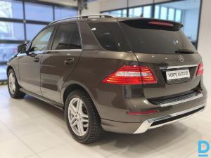 Brown Mercedes-Benz ML 350 2013 in Riga, with an engine capacity of 3.00 L and mileage of 217 thousand km for 16990 €, photo 4 on AUTOMOTO.COM.LV