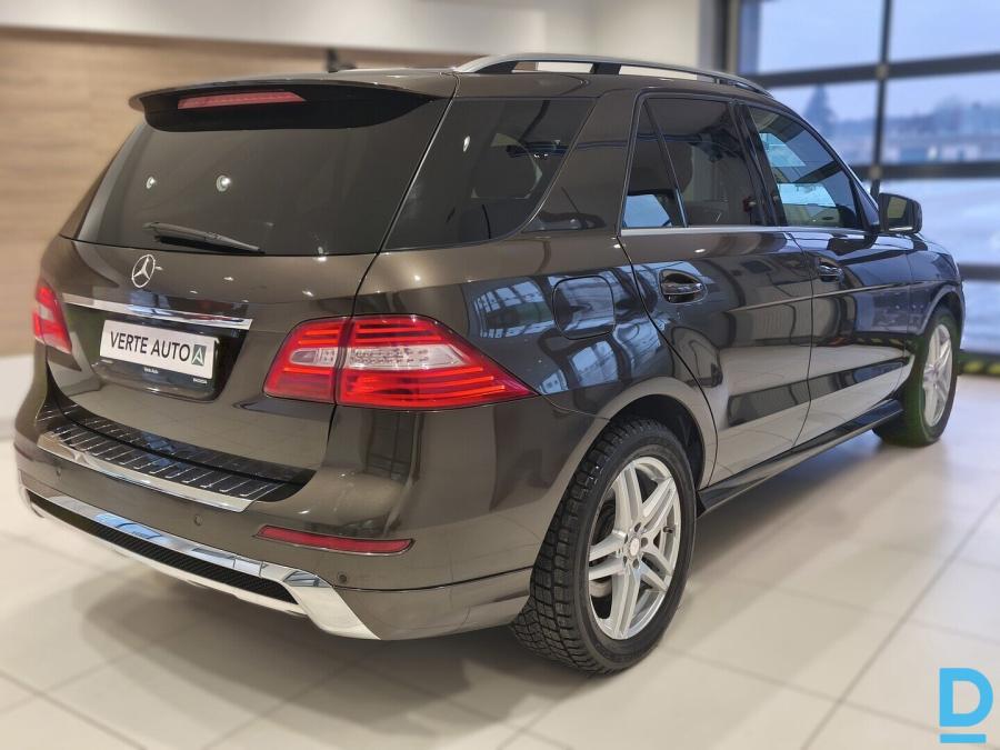 Brown Mercedes-Benz ML 350 2013 in Riga, with an engine capacity of 3.00 L and mileage of 217 thousand km for 16990 €, photo 5 on AUTOMOTO.COM.LV