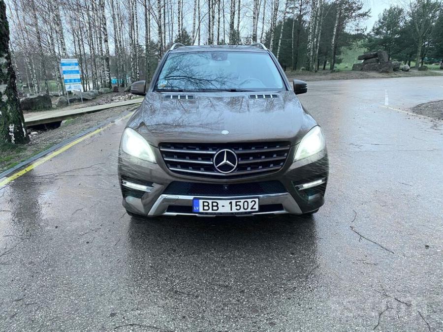 Brown Mercedes-Benz ML 350 2015 in Jekabpils, with an engine capacity of 3.00 L and mileage of 148 thousand km for 19600 €, photo 8 on AUTOMOTO.COM.LV