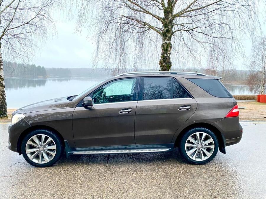 Brown Mercedes-Benz ML 350 2015 in Riga, with an engine capacity of 3.00 L and mileage of 248 thousand km for 19600 €, photo 8 on AUTOMOTO.COM.LV