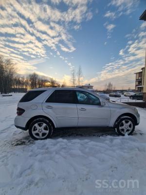 Grey Mercedes-Benz ML 350 2005 in Riga, with an engine capacity of 3.50 L and mileage of 222 thousand km for 4550 €, photo 2 on AUTOMOTO.COM.LV