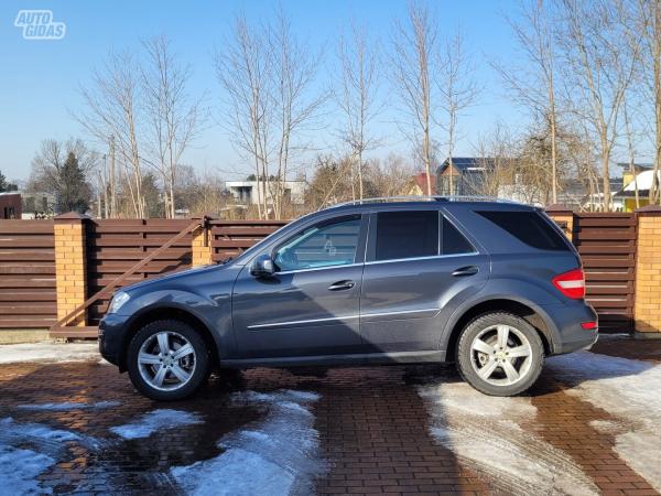 Grey Mercedes-Benz ML 350 2011 in Vilnius, with an engine capacity of 3.00 L and mileage of 216 thousand km for 8650 €, photo 3 on AUTOMOTO.COM.LV