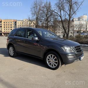 Pelēks Mercedes-Benz ML 350 2011 Rīga, ar dzinēja tilpumu 3.00 L un nobraukumu 323 tūkst. km par 7400 €, foto 2 vietnē AUTOMOTO.COM.LV
