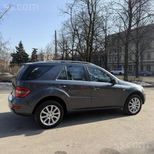 Pelēks Mercedes-Benz ML 350 2011 Rīga, ar dzinēja tilpumu 3.00 L un nobraukumu 323 tūkst. km par 7400 €, foto 3 vietnē AUTOMOTO.COM.LV