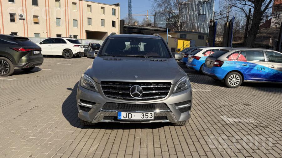 Grey Mercedes-Benz ML 350 2011 in Riga, with an engine capacity of 3.00 L and mileage of 154 thousand km for 18500 €, photo 1 on AUTOMOTO.COM.LV