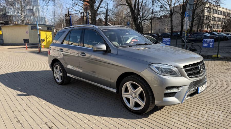Grey Mercedes-Benz ML 350 2011 in Riga, with an engine capacity of 3.00 L and mileage of 154 thousand km for 18500 €, photo 3 on AUTOMOTO.COM.LV