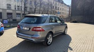 Grey Mercedes-Benz ML 350 2011 in Riga, with an engine capacity of 3.00 L and mileage of 154 thousand km for 18500 €, photo 4 on AUTOMOTO.COM.LV