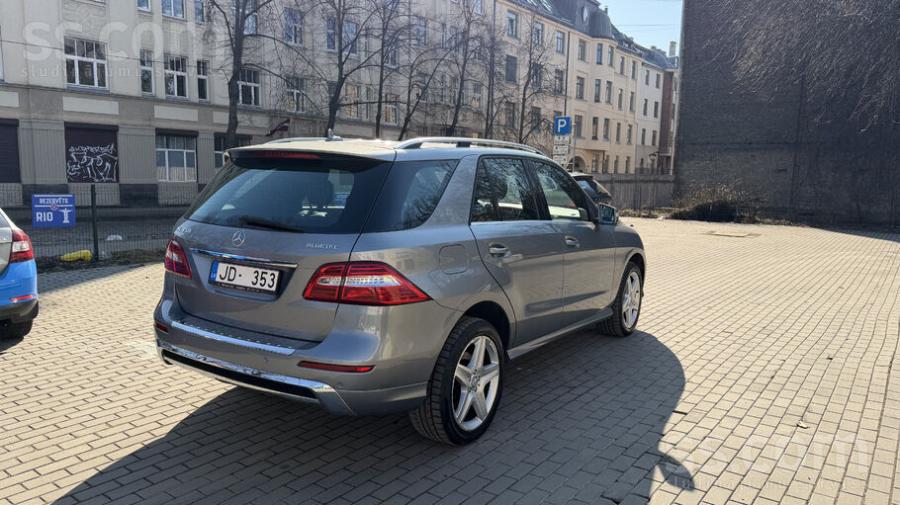 Grey Mercedes-Benz ML 350 2011 in Riga, with an engine capacity of 3.00 L and mileage of 154 thousand km for 18500 €, photo 4 on AUTOMOTO.COM.LV