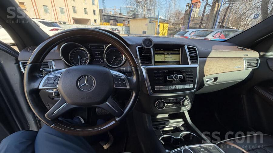 Grey Mercedes-Benz ML 350 2011 in Riga, with an engine capacity of 3.00 L and mileage of 154 thousand km for 18500 €, photo 7 on AUTOMOTO.COM.LV