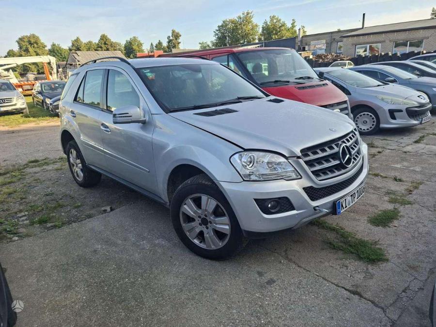 Pelēks Mercedes-Benz ML 350 2011 Šauļi, ar dzinēja tilpumu 3.00 L un nobraukumu 317 tūkst. km par 3700 €, foto 1 vietnē AUTOMOTO.COM.LV