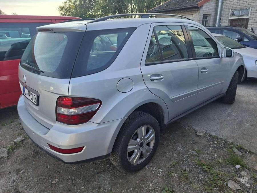 Pelēks Mercedes-Benz ML 350 2011 Šauļi, ar dzinēja tilpumu 3.00 L un nobraukumu 317 tūkst. km par 3700 €, foto 4 vietnē AUTOMOTO.COM.LV