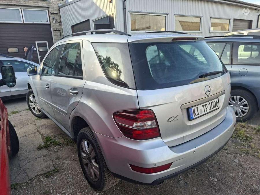 Pelēks Mercedes-Benz ML 350 2011 Šauļi, ar dzinēja tilpumu 3.00 L un nobraukumu 317 tūkst. km par 3700 €, foto 5 vietnē AUTOMOTO.COM.LV
