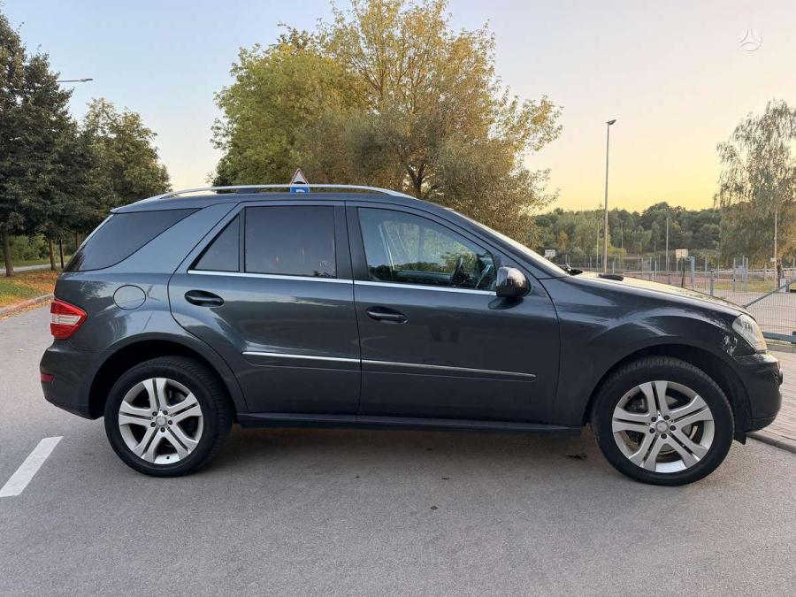 Grey Mercedes-Benz ML 350 2011 in Kaunas, with an engine capacity of 2.99 L and mileage of 281 thousand km for 8350 €, photo 6 on AUTOMOTO.COM.LV