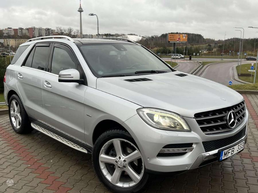 Grey Mercedes-Benz ML 350 2012 in Vilnius, with an engine capacity of 2.99 L and mileage of 240 thousand km for 14500 €, photo 4 on AUTOMOTO.COM.LV