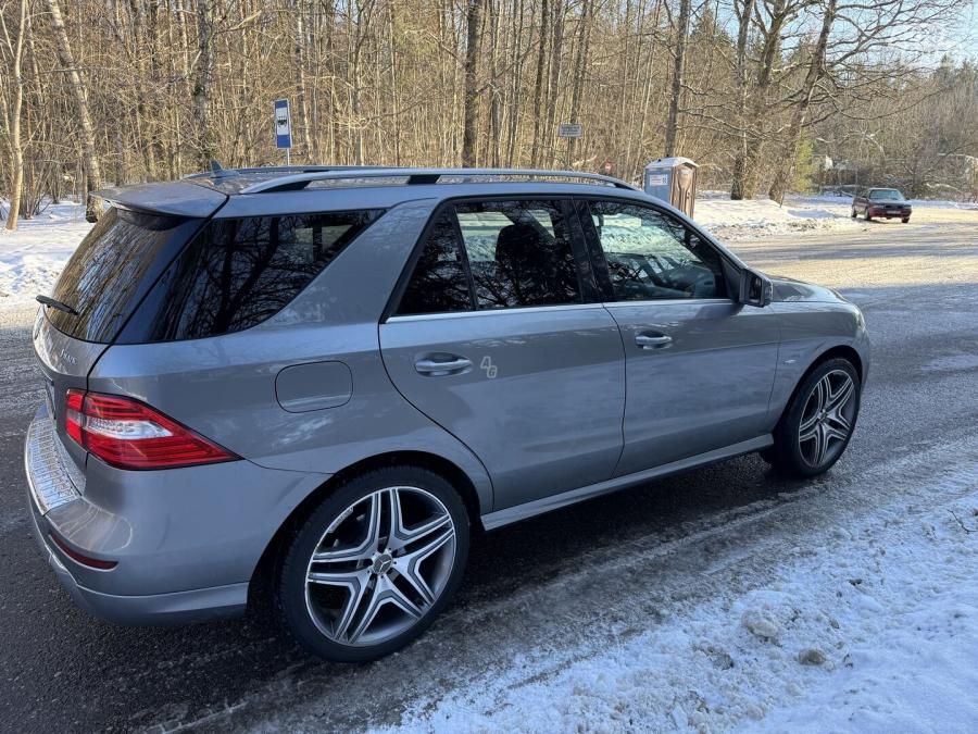 Pelēks Mercedes-Benz ML 350 2012 Alīta, ar dzinēja tilpumu 3.00 L un nobraukumu 281 tūkst. km par 10800 €, foto 9 vietnē AUTOMOTO.COM.LV