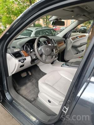 Pelēks Mercedes-Benz ML 350 2012 Daugavpils, ar dzinēja tilpumu 3.00 L un nobraukumu 308 tūkst. km par 13300 €, foto 3 vietnē AUTOMOTO.COM.LV