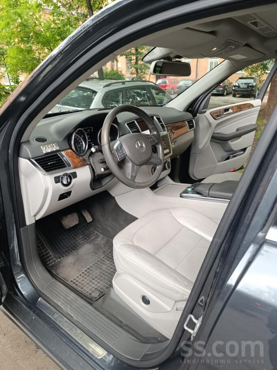 Pelēks Mercedes-Benz ML 350 2012 Daugavpils, ar dzinēja tilpumu 3.00 L un nobraukumu 308 tūkst. km par 13300 €, foto 3 vietnē AUTOMOTO.COM.LV