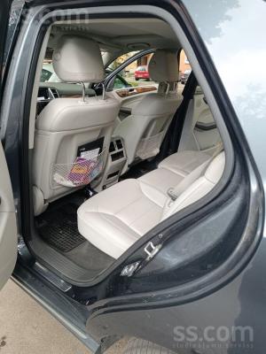 Pelēks Mercedes-Benz ML 350 2012 Daugavpils, ar dzinēja tilpumu 3.00 L un nobraukumu 308 tūkst. km par 13300 €, foto 4 vietnē AUTOMOTO.COM.LV