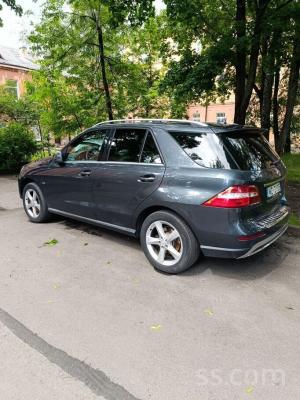 Pelēks Mercedes-Benz ML 350 2012 Daugavpils, ar dzinēja tilpumu 3.00 L un nobraukumu 308 tūkst. km par 13300 €, foto 8 vietnē AUTOMOTO.COM.LV