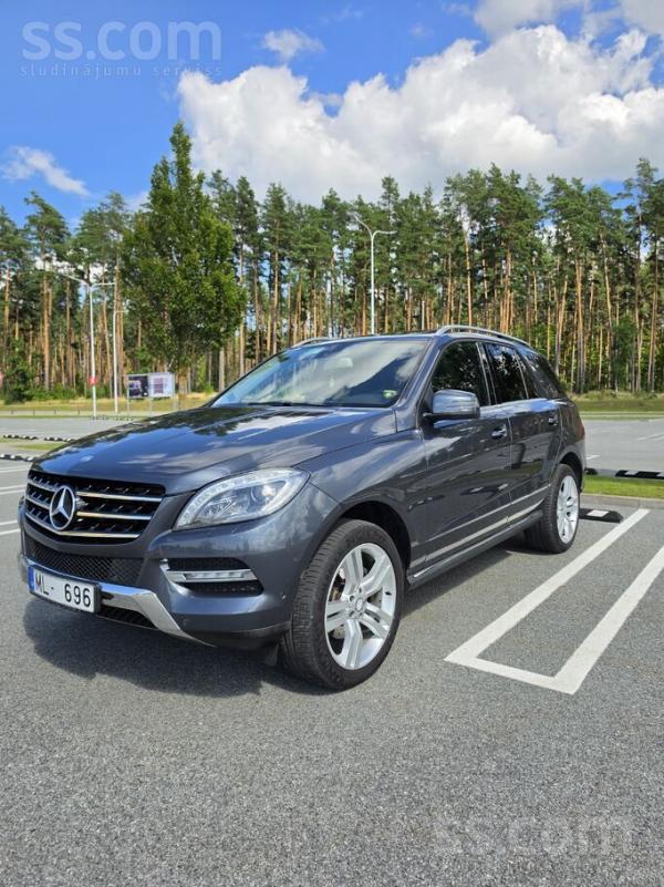 Grey Mercedes-Benz ML 350 2012 in Riga, with an engine capacity of 3.00 L and mileage of 372 thousand km for 15800 €, photo 1 on AUTOMOTO.COM.LV