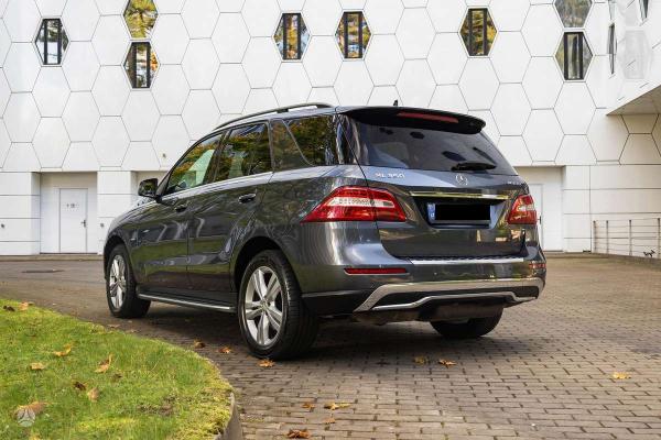 Grey Mercedes-Benz ML 350 2012 in Vilnius, with an engine capacity of 3.00 L and mileage of 341 thousand km for 12500 €, photo 6 on AUTOMOTO.COM.LV