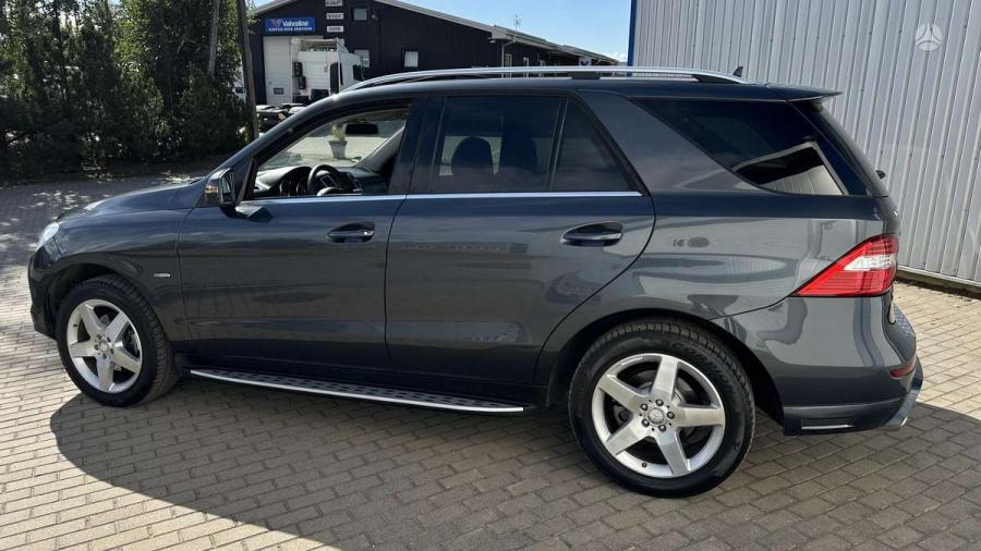 Pelēks Mercedes-Benz ML 350 2012 Marijampole, ar dzinēja tilpumu 2.99 L un nobraukumu 291 tūkst. km par 12850 €, foto 12 vietnē AUTOMOTO.COM.LV