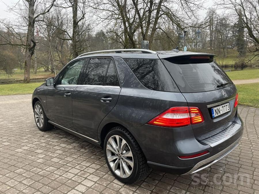 Grey Mercedes-Benz ML 350 2013 in Cesis, with an engine capacity of 3.00 L and mileage of 316 thousand km for 14500 €, photo 1 on AUTOMOTO.COM.LV