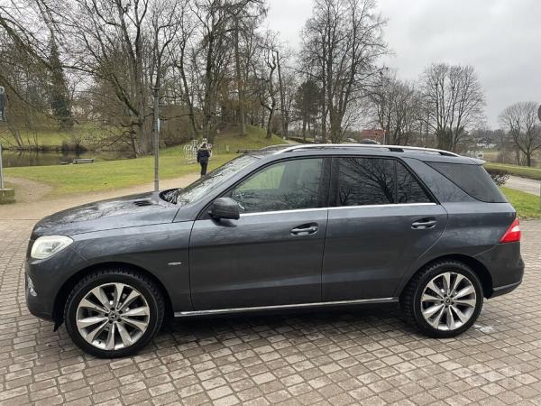 Grey Mercedes-Benz ML 350 2013 in Cesis, with an engine capacity of 3.00 L and mileage of 316 thousand km for 14500 €, photo 4 on AUTOMOTO.COM.LV