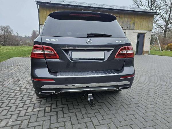 Grey Mercedes-Benz ML 350 2013 in Jurbarkas, with an engine capacity of 2.99 L and mileage of 283 thousand km for 11500 €, photo 4 on AUTOMOTO.COM.LV