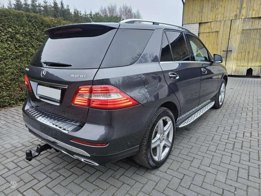 Grey Mercedes-Benz ML 350 2013 in Jurbarkas, with an engine capacity of 2.99 L and mileage of 283 thousand km for 11500 €, photo 3 on AUTOMOTO.COM.LV