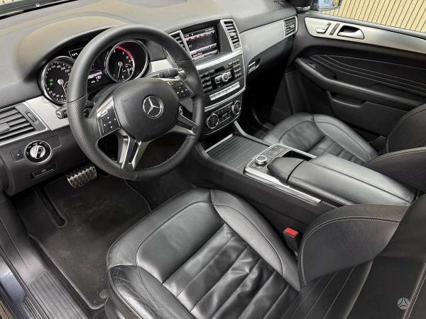 Grey Mercedes-Benz ML 350 2013 in Marijampole, with an engine capacity of 2.99 L and mileage of 284 thousand km for 16450 €, photo 2 on AUTOMOTO.COM.LV