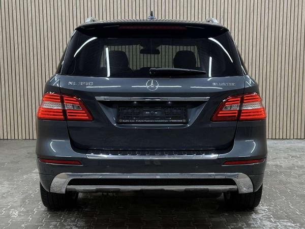 Grey Mercedes-Benz ML 350 2013 in Marijampole, with an engine capacity of 2.99 L and mileage of 284 thousand km for 16450 €, photo 7 on AUTOMOTO.COM.LV