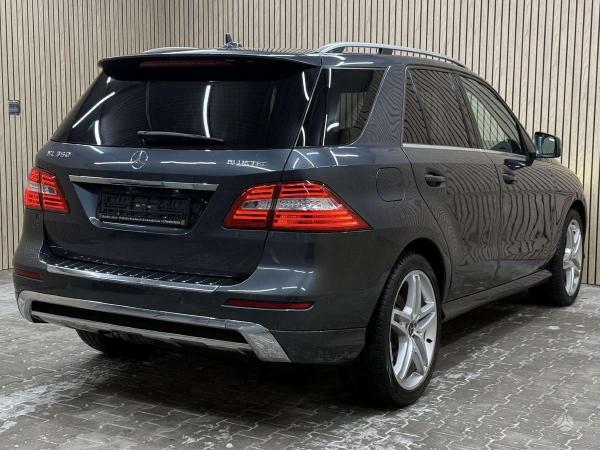 Grey Mercedes-Benz ML 350 2013 in Marijampole, with an engine capacity of 2.99 L and mileage of 284 thousand km for 16450 €, photo 8 on AUTOMOTO.COM.LV