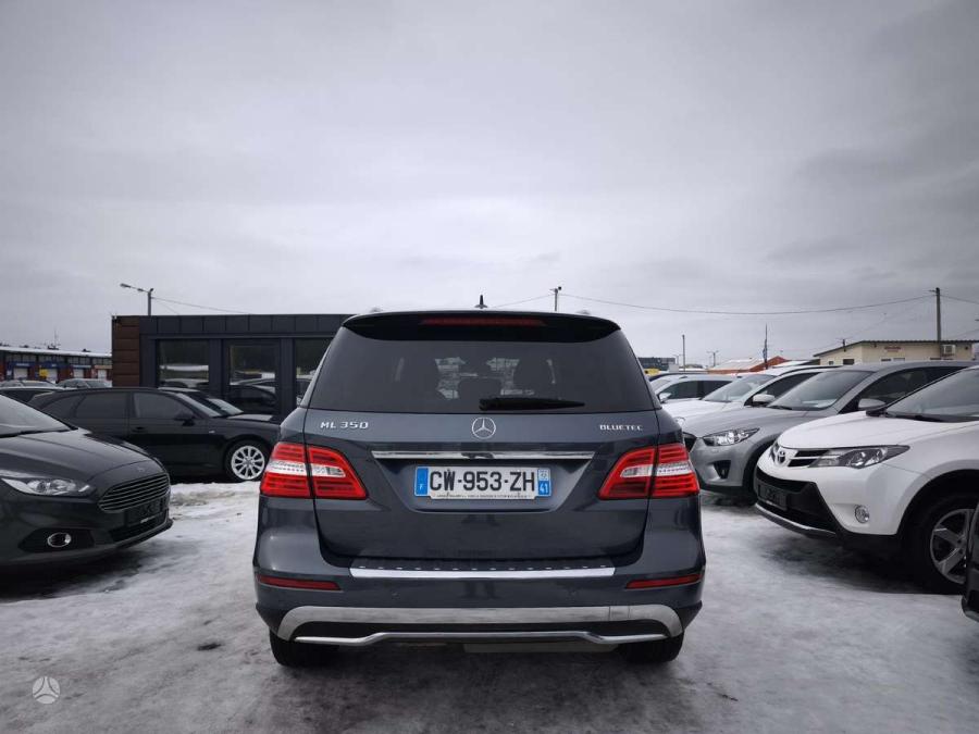 Pelēks Mercedes-Benz ML 350 2013 Viļņa, ar dzinēja tilpumu 3.00 L un nobraukumu 276 tūkst. km par 14350 €, foto 5 vietnē AUTOMOTO.COM.LV
