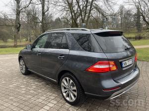 Серый Мерседес МЛ 350 2013 в Цесис, объемом двигателя 3.00 л и пробегом 316 тыс. км за 14000 €, фото  на AUTOMOTO.COM.LV