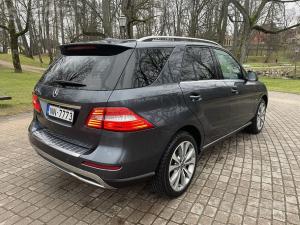 Pelēks Mercedes-Benz ML 350 2013 Cēsis, ar dzinēja tilpumu 3.00 L un nobraukumu 316 tūkst. km par 14000 €, foto 4 vietnē AUTOMOTO.COM.LV