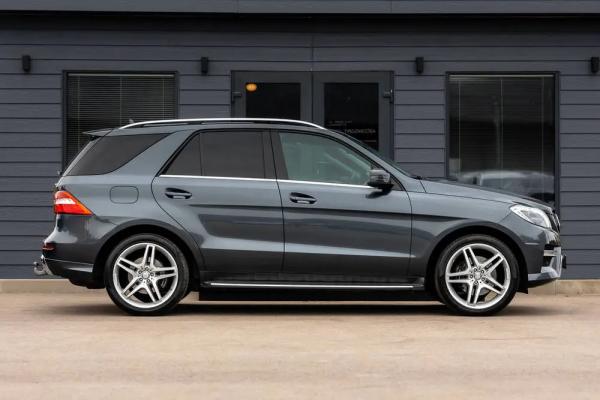Pelēks Mercedes-Benz ML 350 2013 Jelgava, ar dzinēja tilpumu 3.00 L un nobraukumu 230 tūkst. km par 18950 €, foto 6 vietnē AUTOMOTO.COM.LV