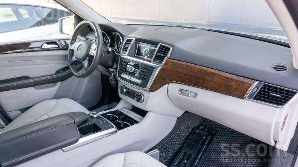 Pelēks Mercedes-Benz ML 350 2013 Rīga, ar dzinēja tilpumu 3.00 L un nobraukumu 299 tūkst. km par 12490 €, foto 10 vietnē AUTOMOTO.COM.LV