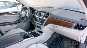 Grey Mercedes-Benz ML 350 2013 in Riga, with an engine capacity of 3.00 L and mileage of 299 thousand km for 12490 €, photo 11 on AUTOMOTO.COM.LV