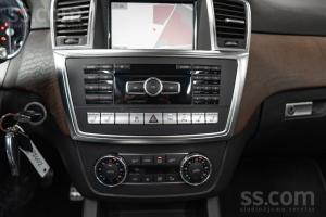 Pelēks Mercedes-Benz ML 350 2013 Rīga, ar dzinēja tilpumu 3.00 L un nobraukumu 311 tūkst. km par 16000 €, foto 24 vietnē AUTOMOTO.COM.LV