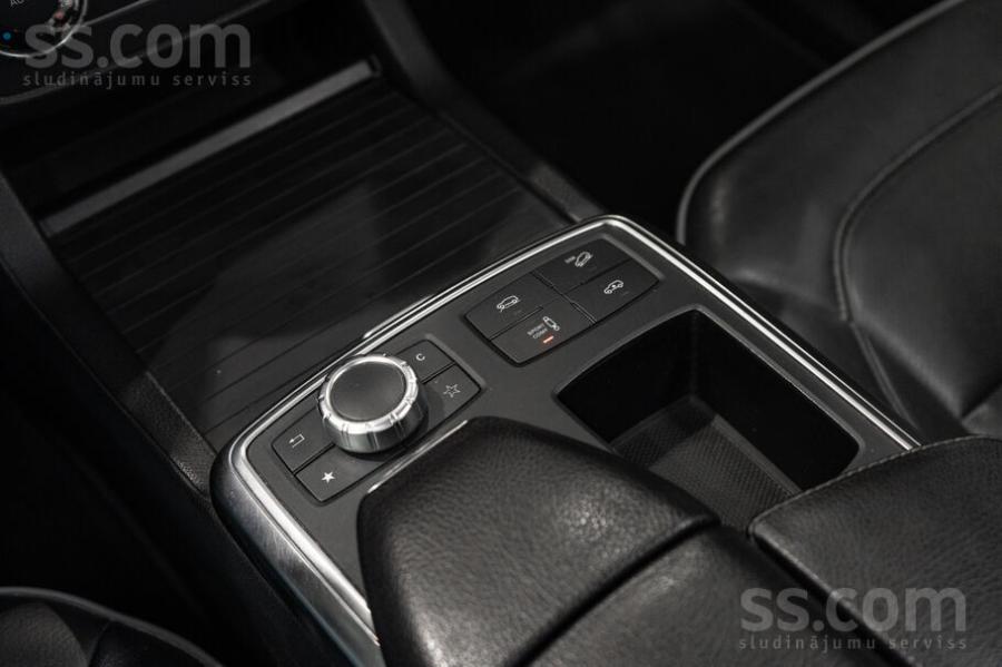 Pelēks Mercedes-Benz ML 350 2013 Rīga, ar dzinēja tilpumu 3.00 L un nobraukumu 311 tūkst. km par 16000 €, foto 27 vietnē AUTOMOTO.COM.LV