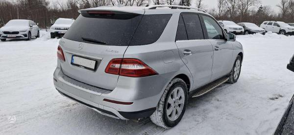Pelēks Mercedes-Benz ML 350 2014 Viļņa, ar dzinēja tilpumu 2.99 L un nobraukumu 249 tūkst. km par 15900 €, foto 3 vietnē AUTOMOTO.COM.LV